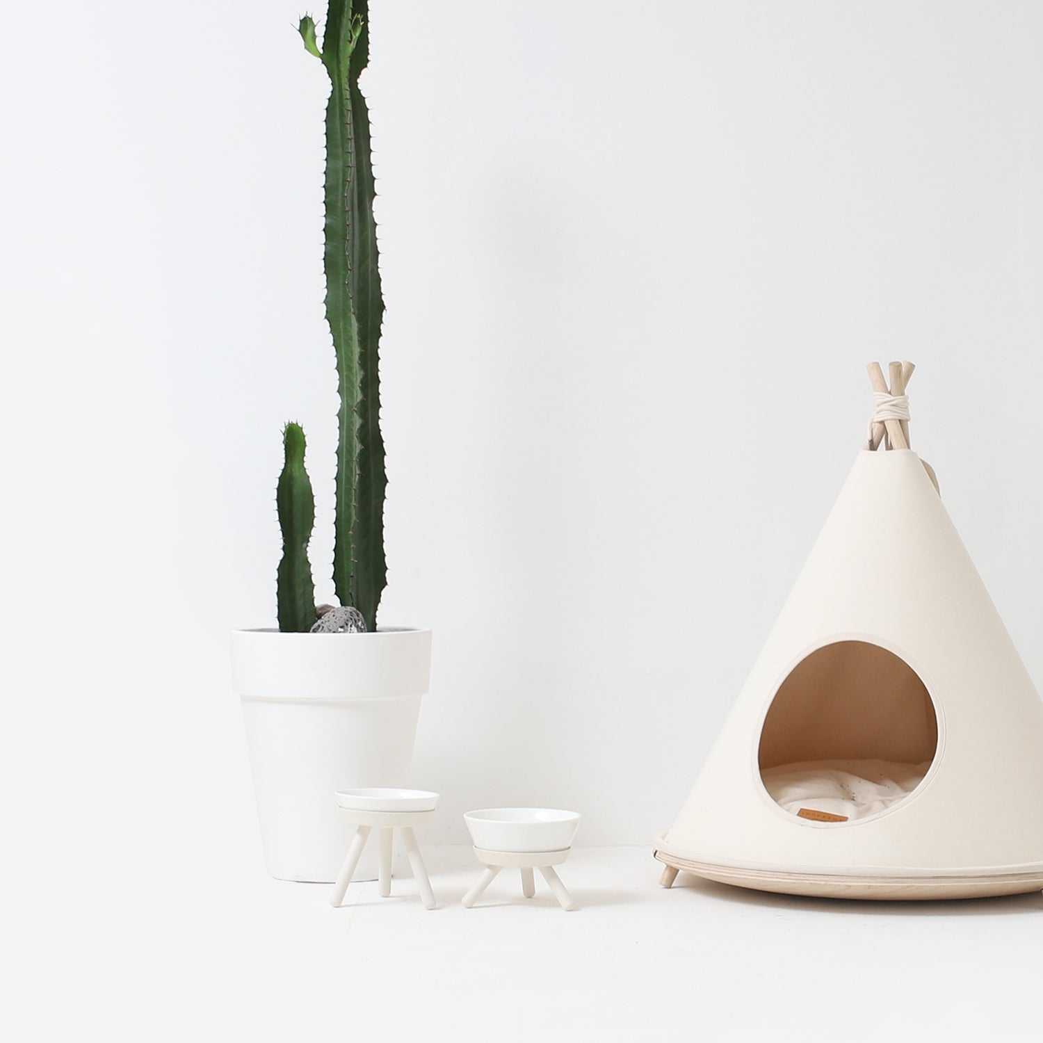 Oreo Pet Table with Bowl - Short | Brookstone